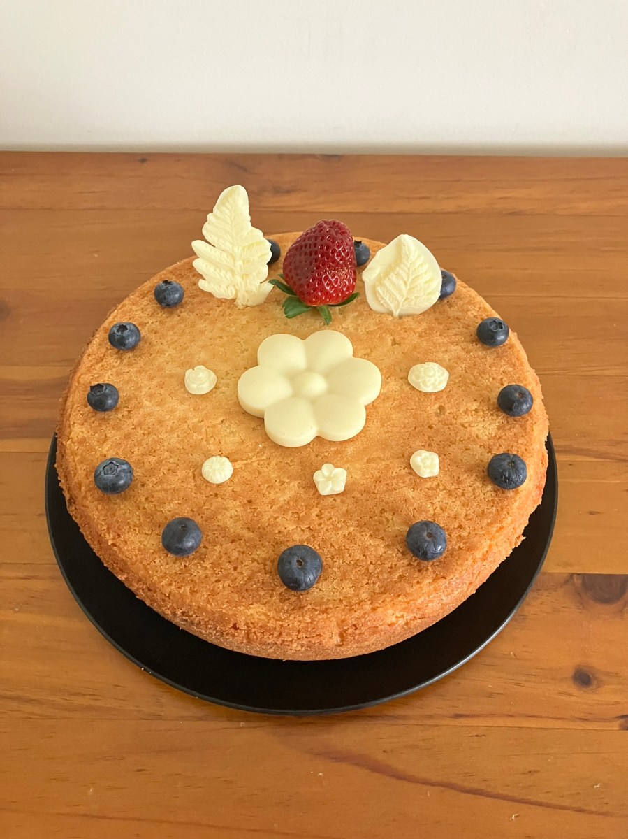 Butter cake with flowers chocolates and berries – helenscchin's Blog