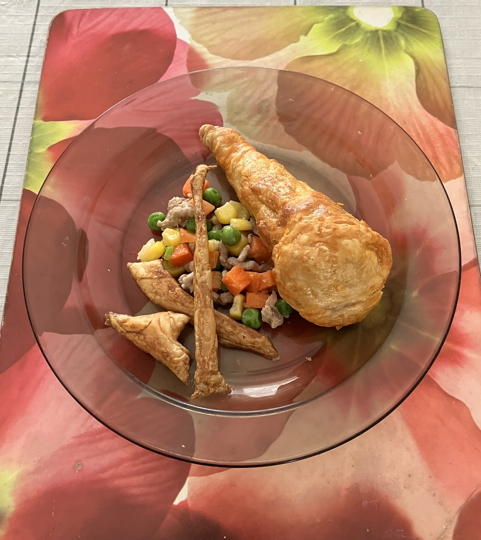 Curry puff horn with minced pork and chicken mixed vegetables ...