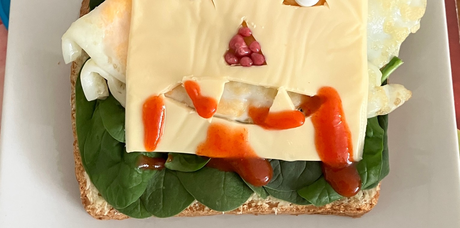 Spooky cheese egg spinach buttered bread – helenscchin's Blog