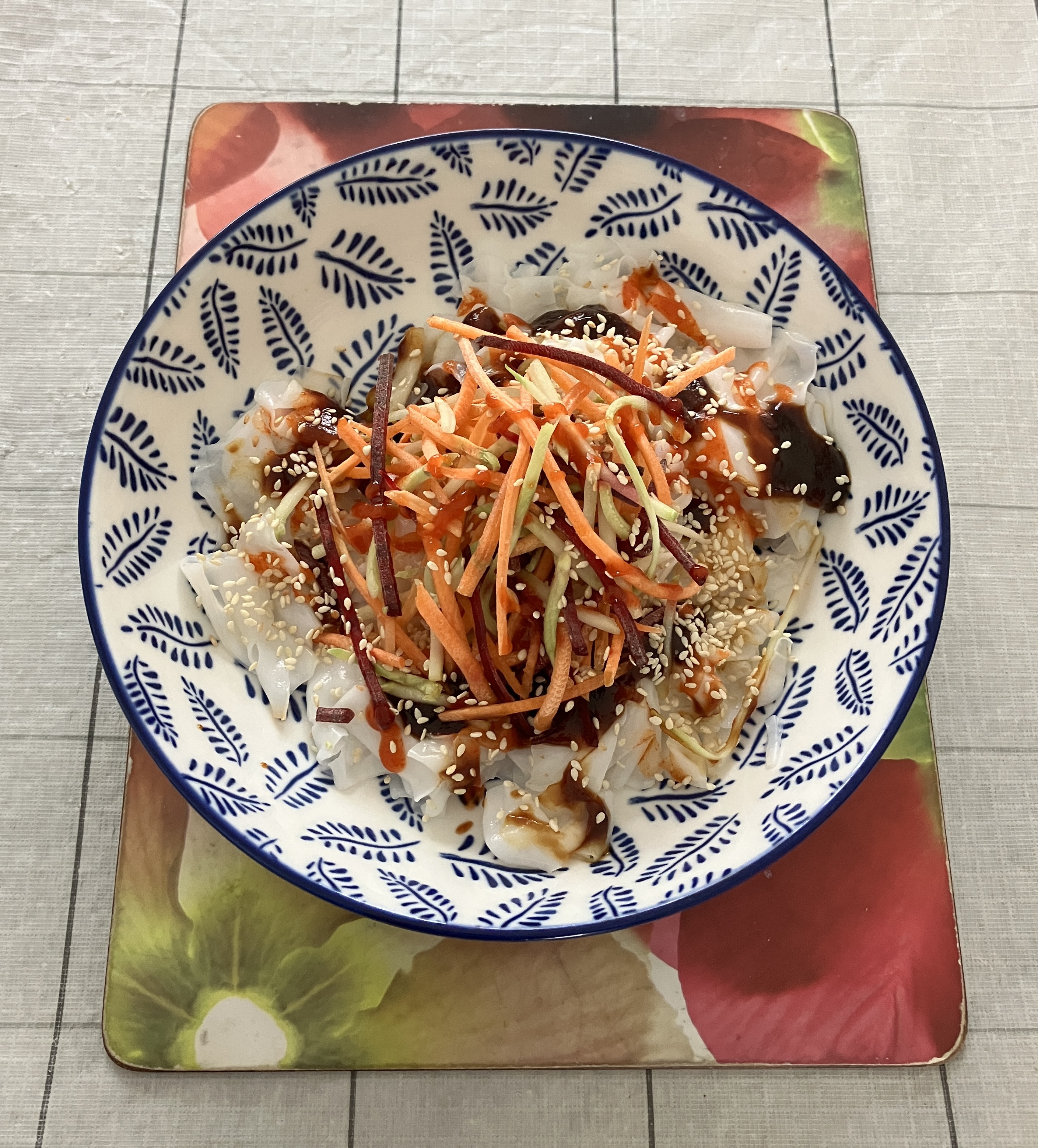 Chee cheong fun with rainbow slaw and sesame seeds – helenscchin's Blog